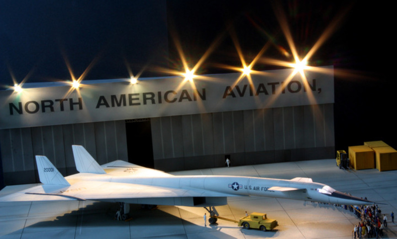 TINAMI - [モデル]XB-70ヴァルキリー ロールアウト